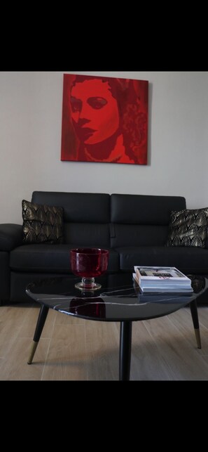 Apartamento superluxo, vista para a cidade | Área de estar | TV