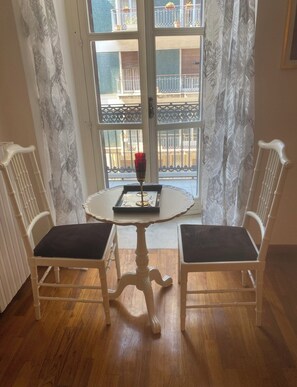 Quarto quádruplo luxo, sacada, vista para a cidade | Cortinas blackout, ferros/tábuas de passar roupa, Wi-Fi de cortesia