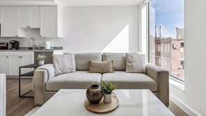 Apartamento, 1 quarto | Sala | Televisor de 50 polegadas com canais digitais 