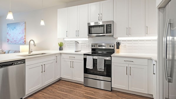 Apartamento, 1 quarto | Cozinha privada | Um frigorífico/congelador grande, um micro-ondas, um forno