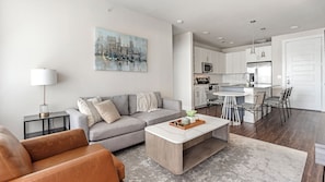 Apartamento, 2 quartos | Sala de estar | Televisor de 50 polegadas com canais digitais