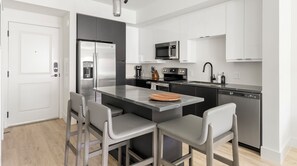 Apartamento, 2 quartos | Cozinha privada | Um frigorífico/congelador grande, um micro-ondas, um forno