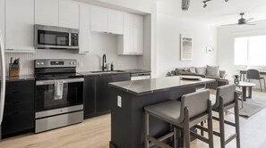 Um frigorífico/congelador grande, um micro-ondas, um forno