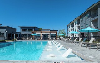 Piscina exterior, espreguiçadeiras 