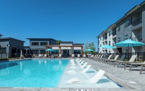 Piscina externa sazonal, espreguiçadeiras