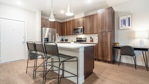 Apartamento, 1 quarto | Cozinha privada | Geladeira grande, micro-ondas, fogão, cooktop