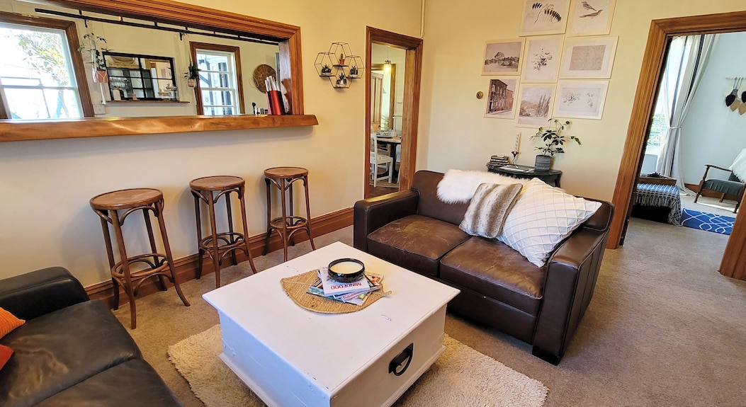 A Charming 4-bedroom Home! Just Steps Away From Cozy Cafes And Local Shops. - Masterton