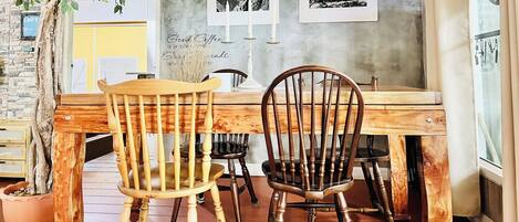 Quarto Familiar | Sala de estar | Televisor de ecrã plano de 32 polegadas com canais por cabo