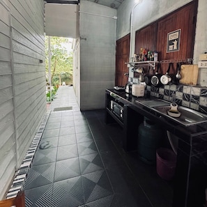 Quarto casal standard, 1 cama Queen | Cozinha privada | Cafeteira/chaleira, chaleira elétrica