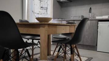 Estúdio (Comfort Studio Apartment with Balcony) | Cozinha privada | Um frigorífico