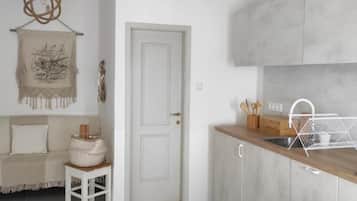 Estúdio (Classic Studio Apartment with Balcony) | Cozinha privada | Um frigorífico