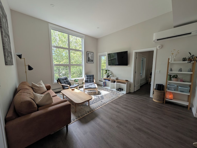 Golden Opportunity: Modern Comfort In The Heart Of Adventure. - ゴールデン