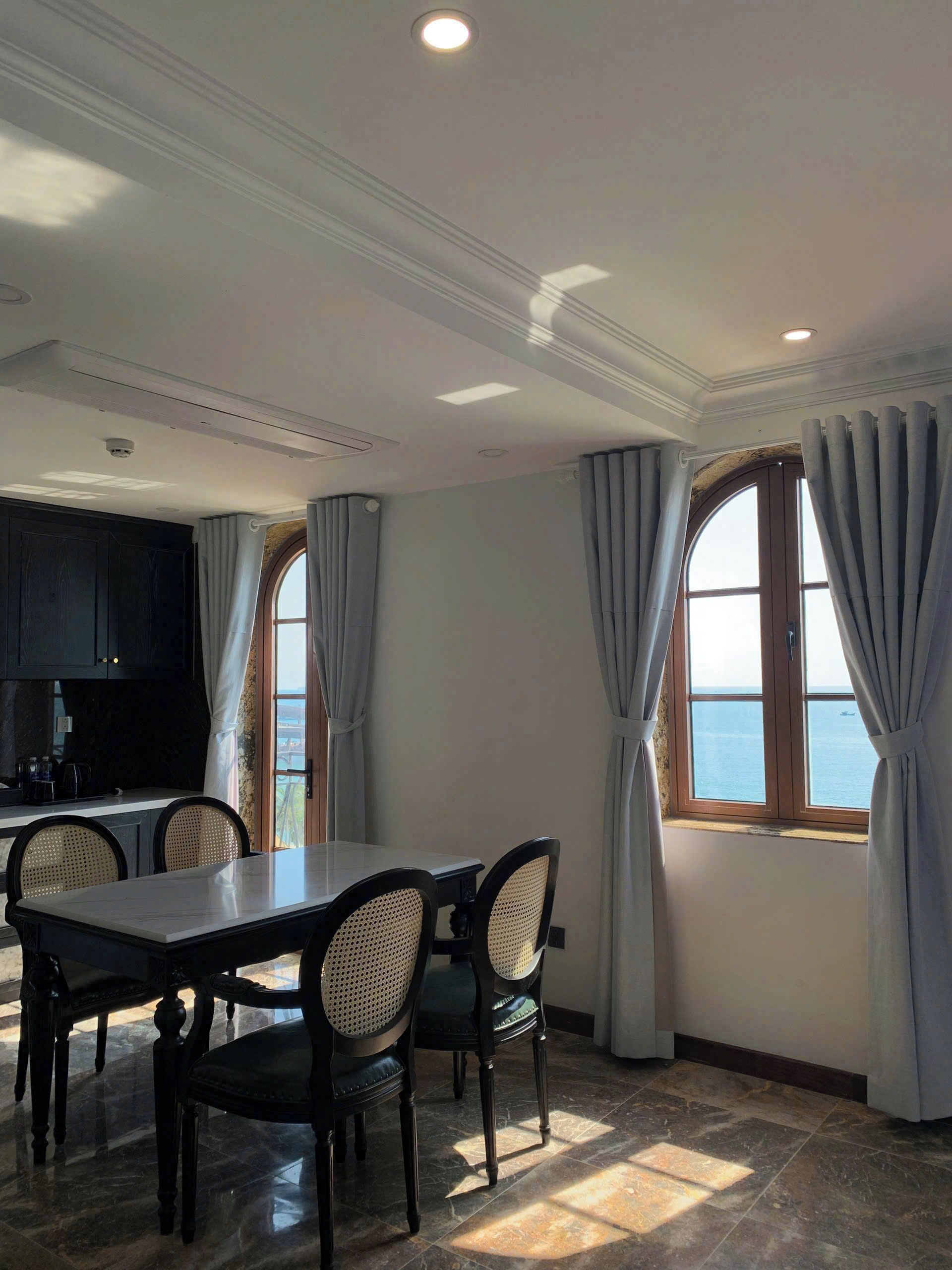 Quarto casal superior, 1 cama King, vista para o mar | Cofres nos quartos, escrivaninha, cortinas blackout, Wi-Fi de cortesia