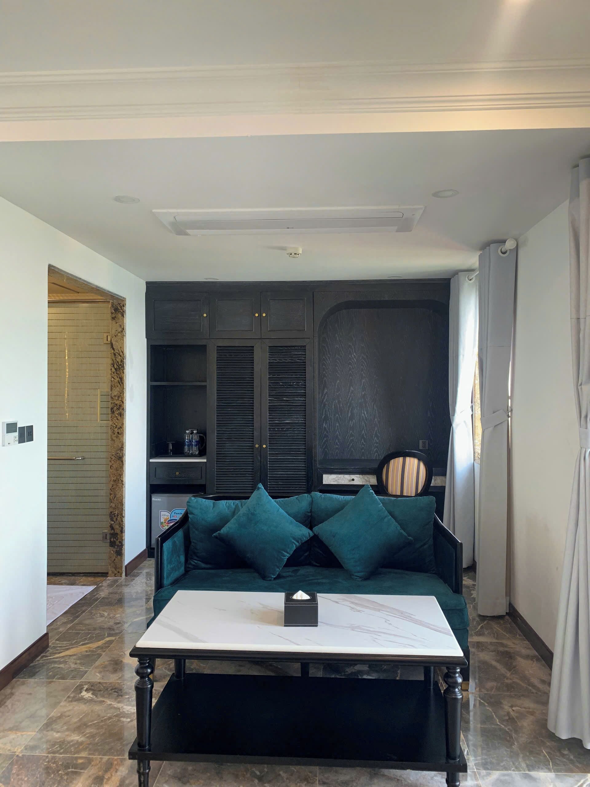 Quarto casal superior, 1 cama King, vista para o mar | Cofres nos quartos, escrivaninha, cortinas blackout, Wi-Fi de cortesia