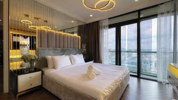 Apartamento superluxo, 3 quartos, vista para a cidade | Escrivaninha, espaço de trabalho para notebook, cortinas blackout