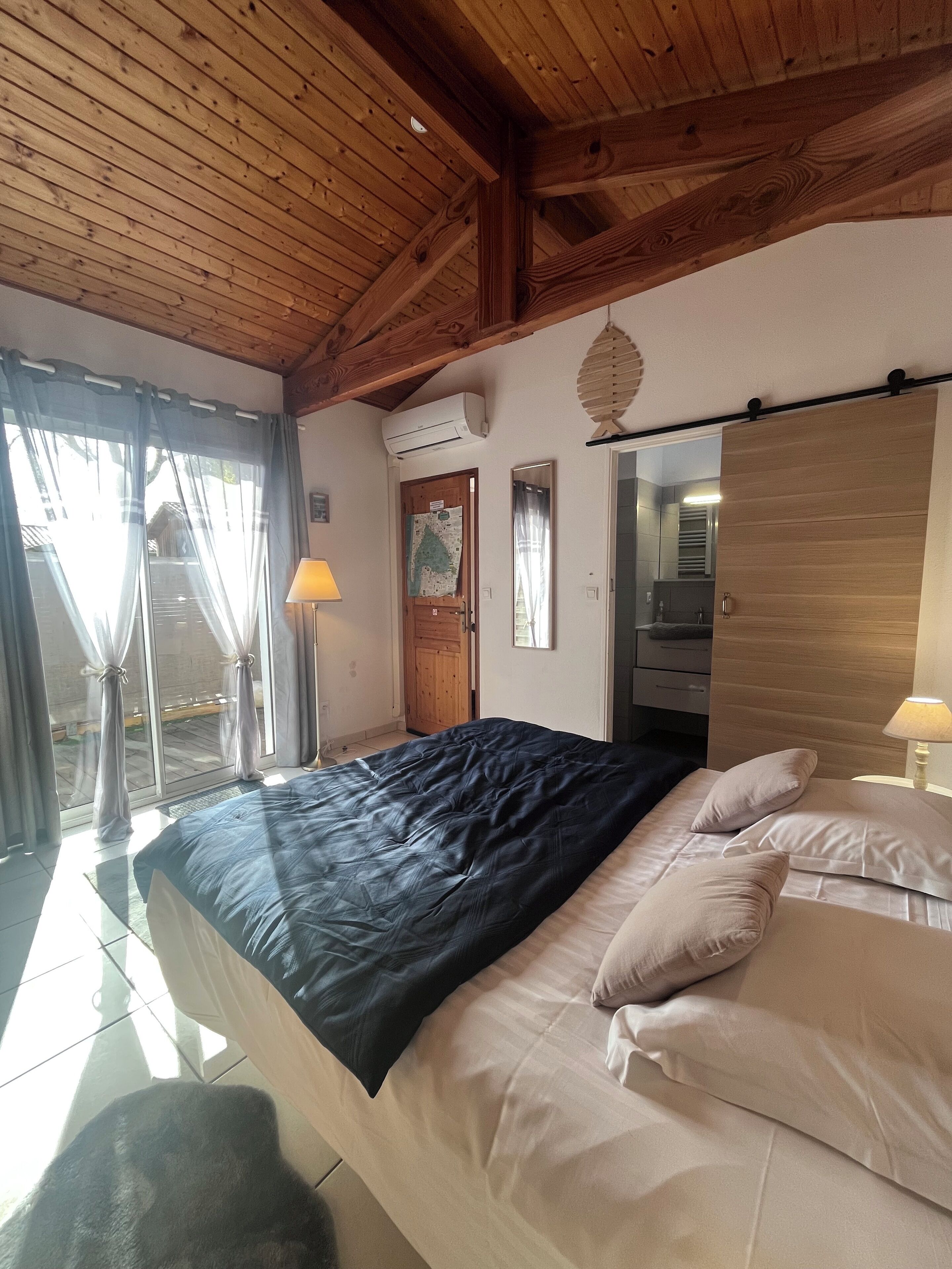 Roupas de cama premium, cofres nos quartos, individualmente mobiliados