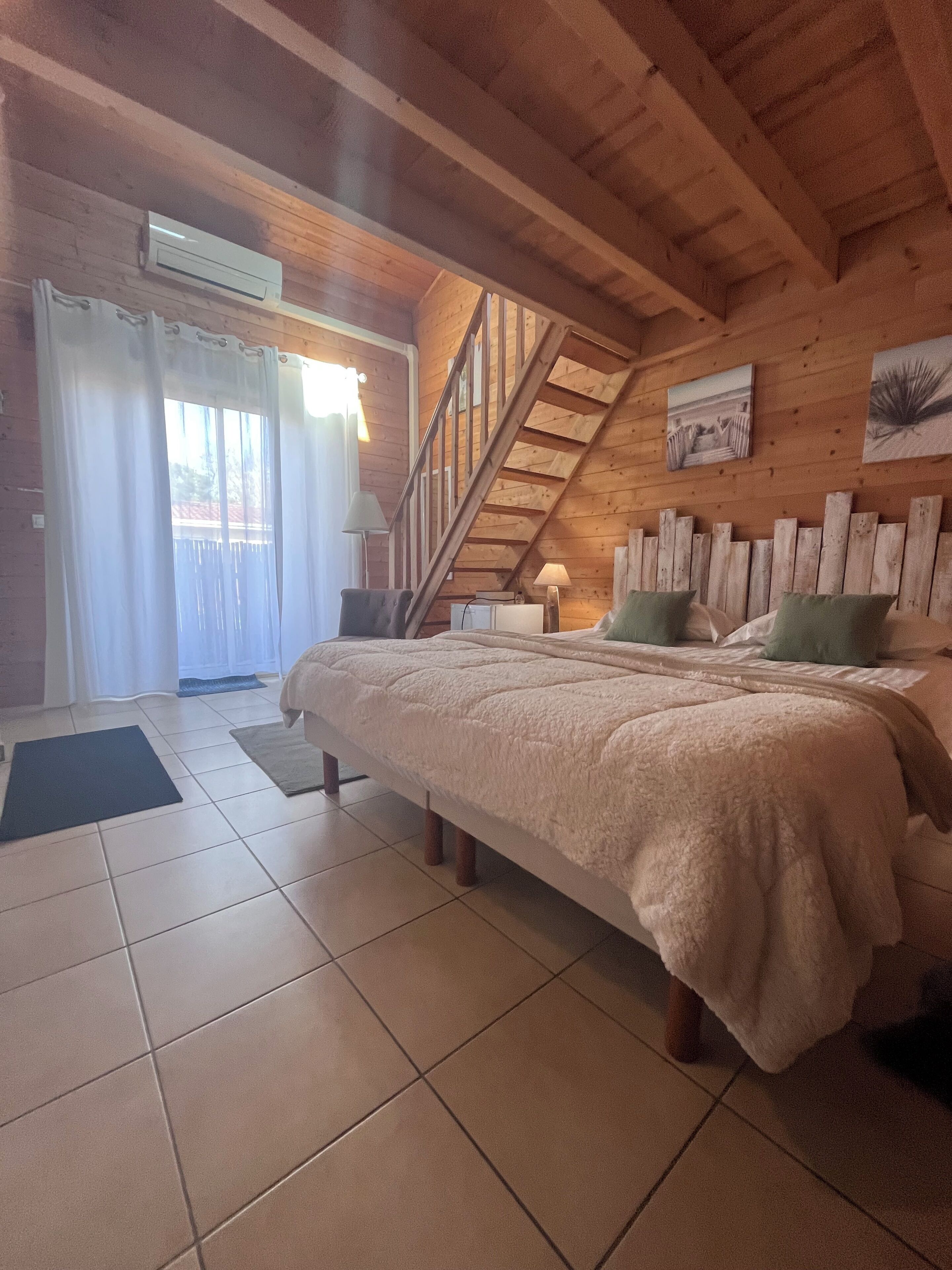 Quarto triplo superior, vista para o pátio | Roupas de cama premium, cofres nos quartos, individualmente mobiliados