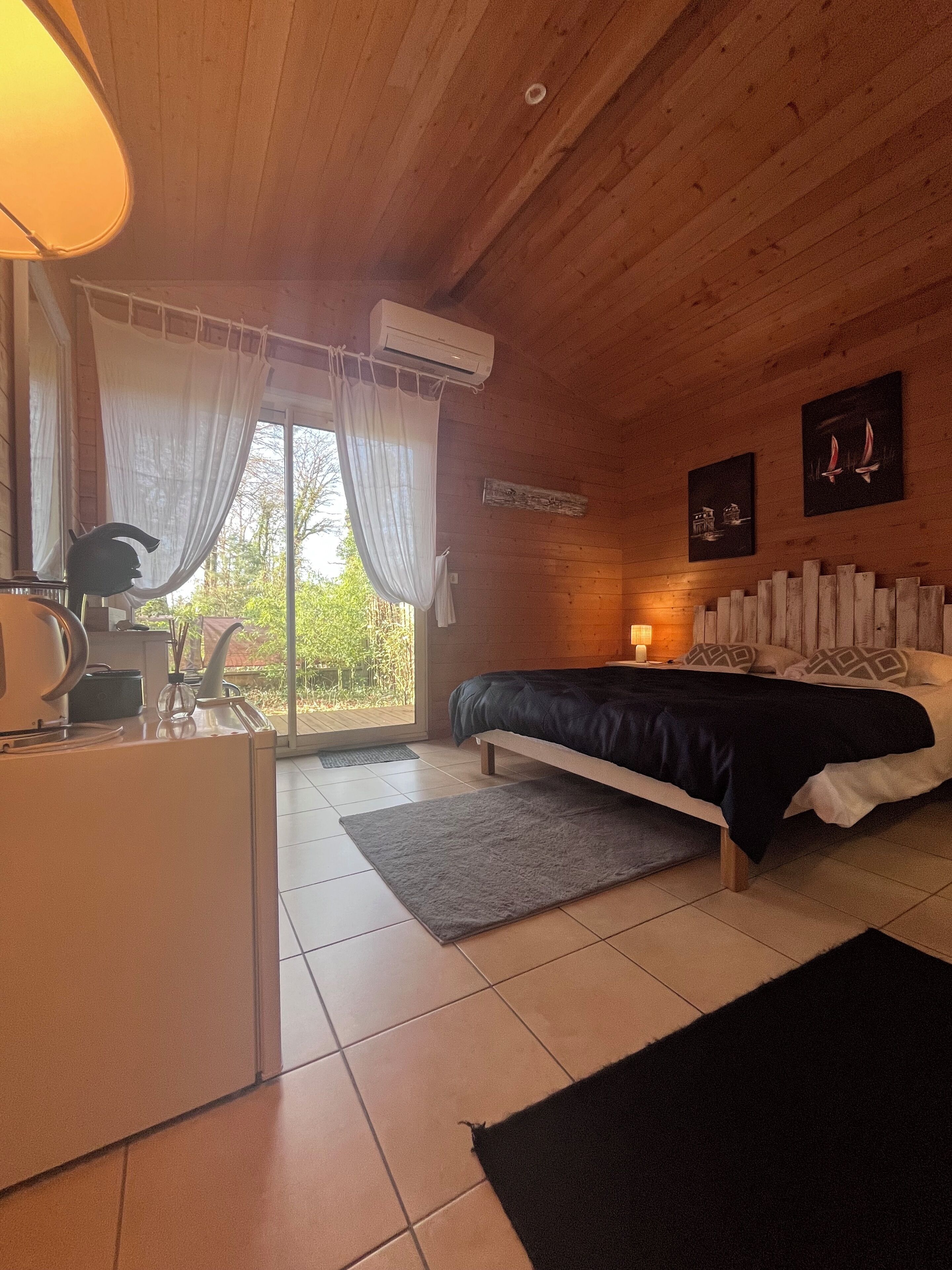 Quarto casal conforto, vista para o jardim | Roupas de cama premium, cofres nos quartos, individualmente mobiliados