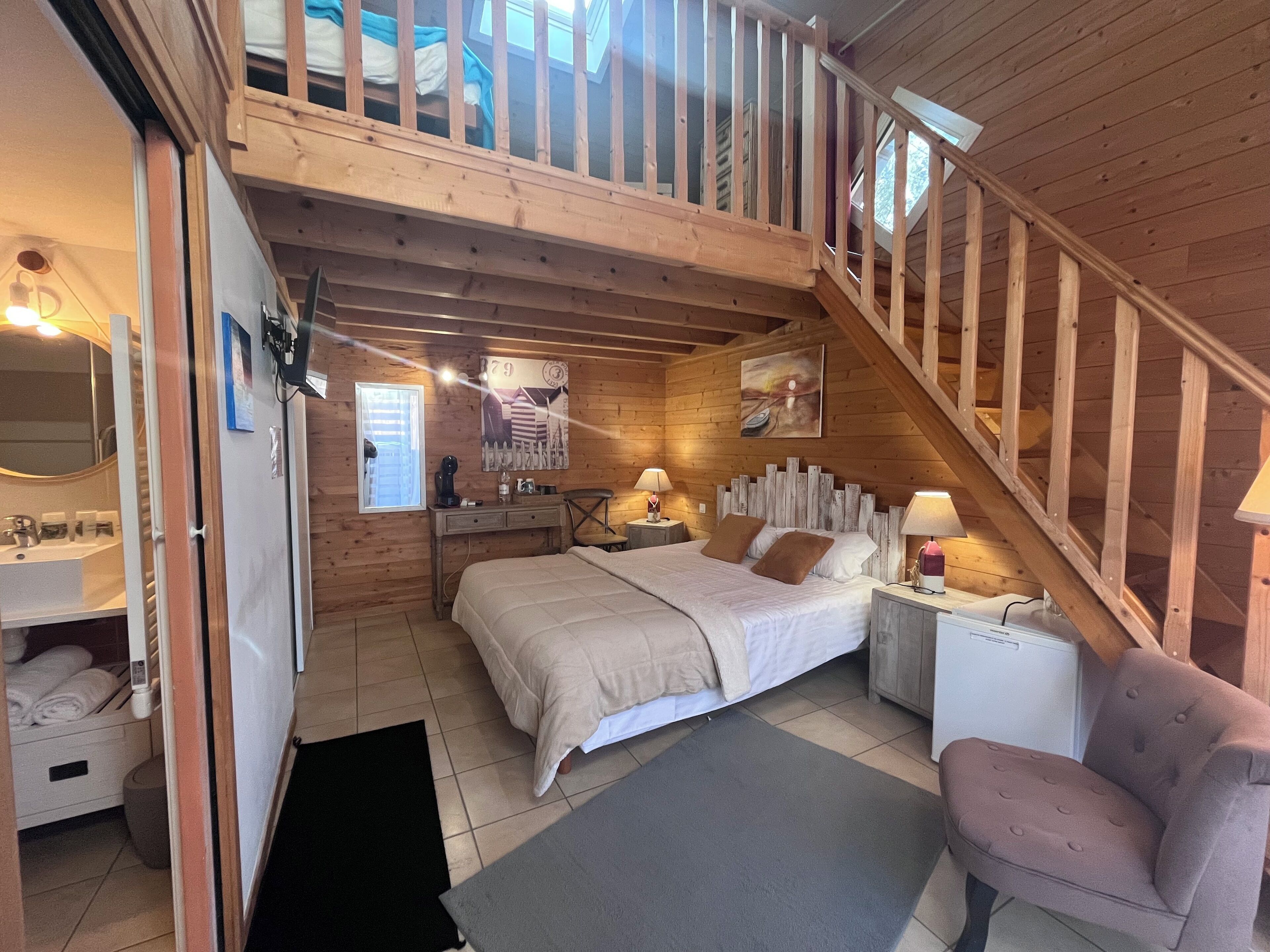 Quarto quádruplo superior, vista para o pátio | Roupas de cama premium, cofres nos quartos, individualmente mobiliados