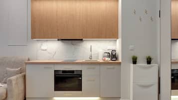 Suite-Estúdio Comfort | Cozinha privada | Um frigorífico, uma placa de cozinha, uma máquina de lavar louça