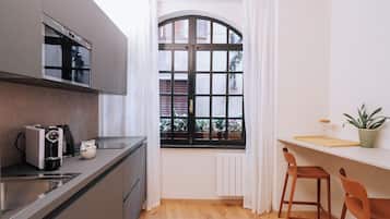 Apartamento standard | Área de estar | TV de tela plana 32 polegadas com canais via satélite