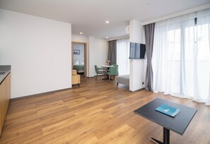 Suite Familiar, Vista para a cidade | Secretária adequada para computadores portáteis, quartos insonorizados 