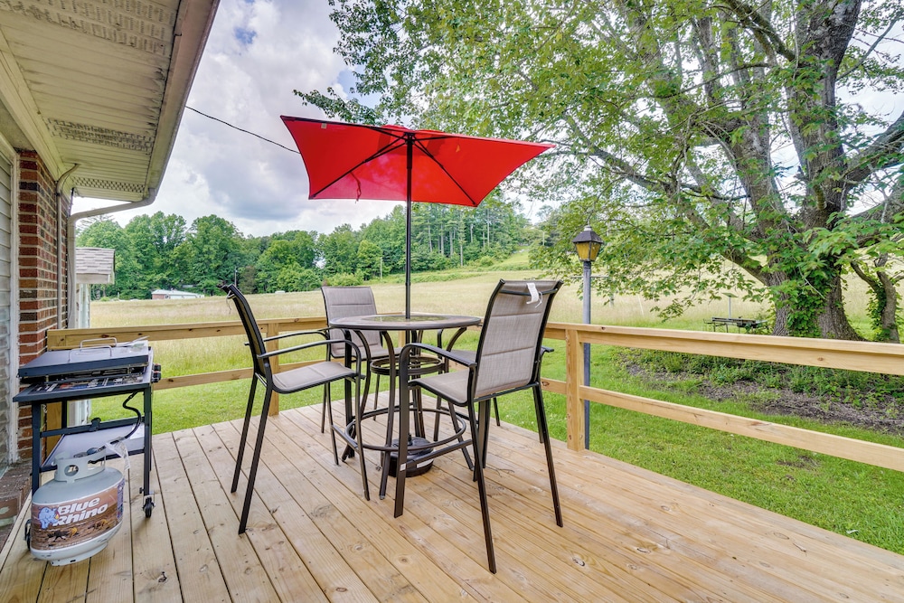Robbinsville Retreat - Creekside Home W/ Deck! - Robbinsville, NC