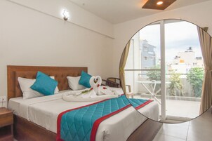 Quarto Duplo de Luxo, varanda, Vista para a cidade | Roupa de alta qualidade, camas de colchão viscoelástico, minibar 