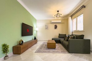 Apartamento Básico | Sala de estar | Televisor