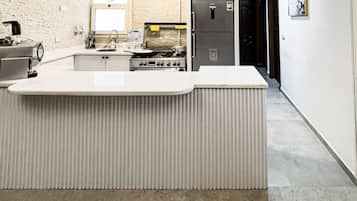 Apartamento Básico | Cozinha privada | Um frigorífico, um micro-ondas, um forno, uma placa de cozinha