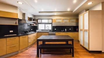 Apartamento Básico | Cozinha privada | Um frigorífico, um micro-ondas, um forno, uma placa de cozinha