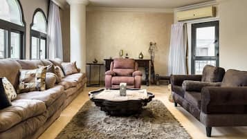 Apartamento Básico | Sala de estar | Televisor