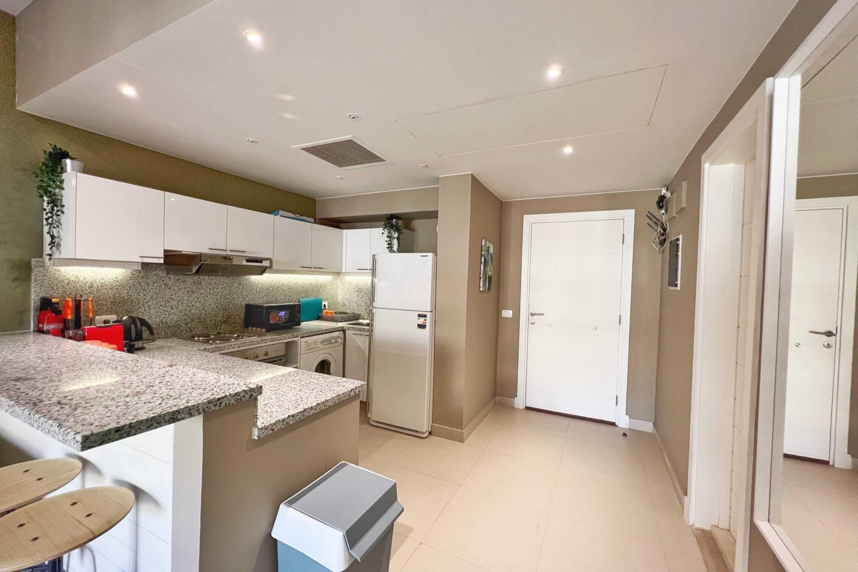 Apartamento Básico | Cozinha privada | Um frigorífico, um micro-ondas, um forno, uma placa de cozinha 