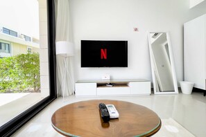 The Poolside Swanky Studio @ G Cribs (B14-G10 ) | Interior
