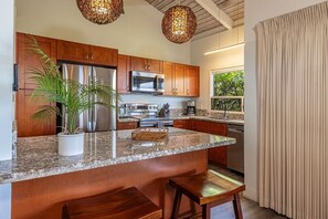 Apartamento em Condomínio Fechado, 1 quarto | Cozinha privada | Um frigorífico, um forno, uma cafeteira/bule, uma torradeira 
