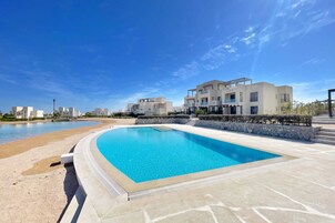 Apartamento Básico | Piscina | Piscina exterior 