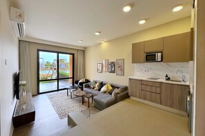 Apartamento Básico | Sala de estar | Smart TV de 55 polegadas com canais por cabo