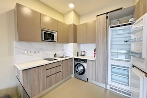 Apartamento Básico | Cozinha privada | Um frigorífico, um micro-ondas, um forno, uma placa de cozinha