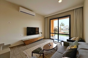 Apartamento Básico | Sala de estar | Televisor