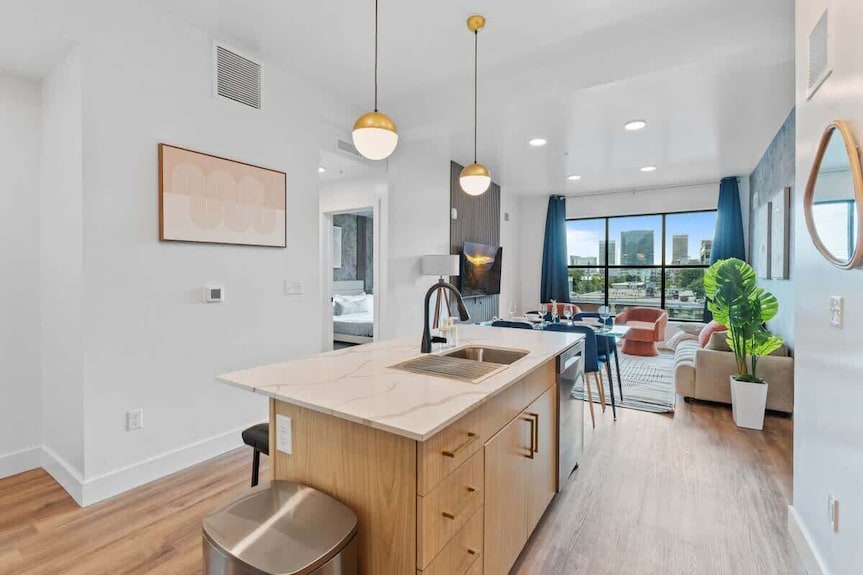 Stylish 2br | Pool, Central Slc, Great Access - Salt Lake City, UT