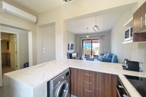 Villa Básica | Cozinha privada | Um frigorífico, um micro-ondas, um forno, uma placa de cozinha