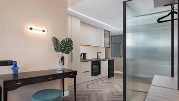 Suite Clássica, varanda, vista para a montanha | Cozinha privada | Um frigorífico, um forno, uma placa de cozinha