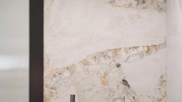Suite Tradicional, varanda, vista para a montanha | Casa de banho | Um polibã, um chuveiro fixo, artigos de higiene ecológicos
