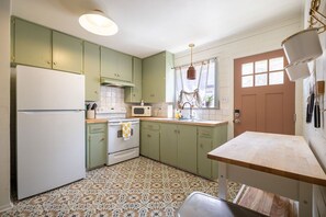 Casa de campo luxo, vista para o jardim | Cozinha privada | Geladeira grande, chaleira elétrica, torradeira