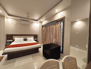 Quarto Duplo Deluxe, várias camas, ar condicionado | Roupa hipoalergénica, secretária, Wi-fi grátis