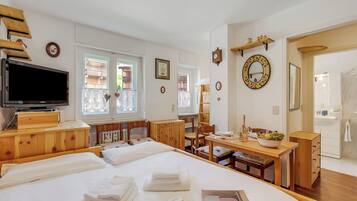 Estúdio Standard, vista para a montanha (Hermitage Studio - close to ski) | Sala | Televisor de ecrã plano de 21 polegadas com canais por cabo