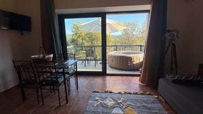 Villa Familiar, 1 cama queen-size e sofá-cama, cozinha, vista para a piscina | Sala de estar