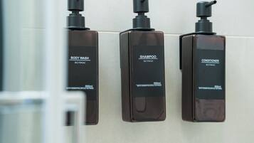 Um polibã, um secador de cabelo, um bidé, toalhas fornecidas