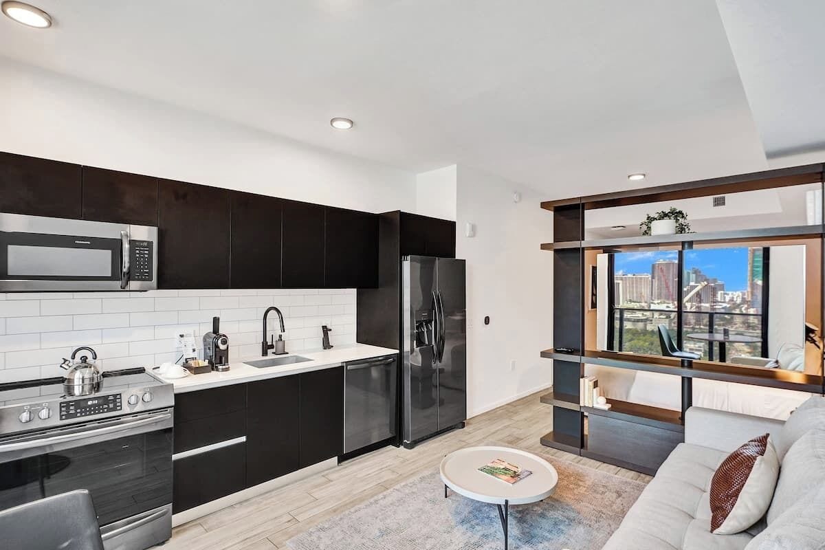 Estúdio Clássico (Elser 1702) | Sala de estar | Televisor LED de 40 polegadas com canais digitais 