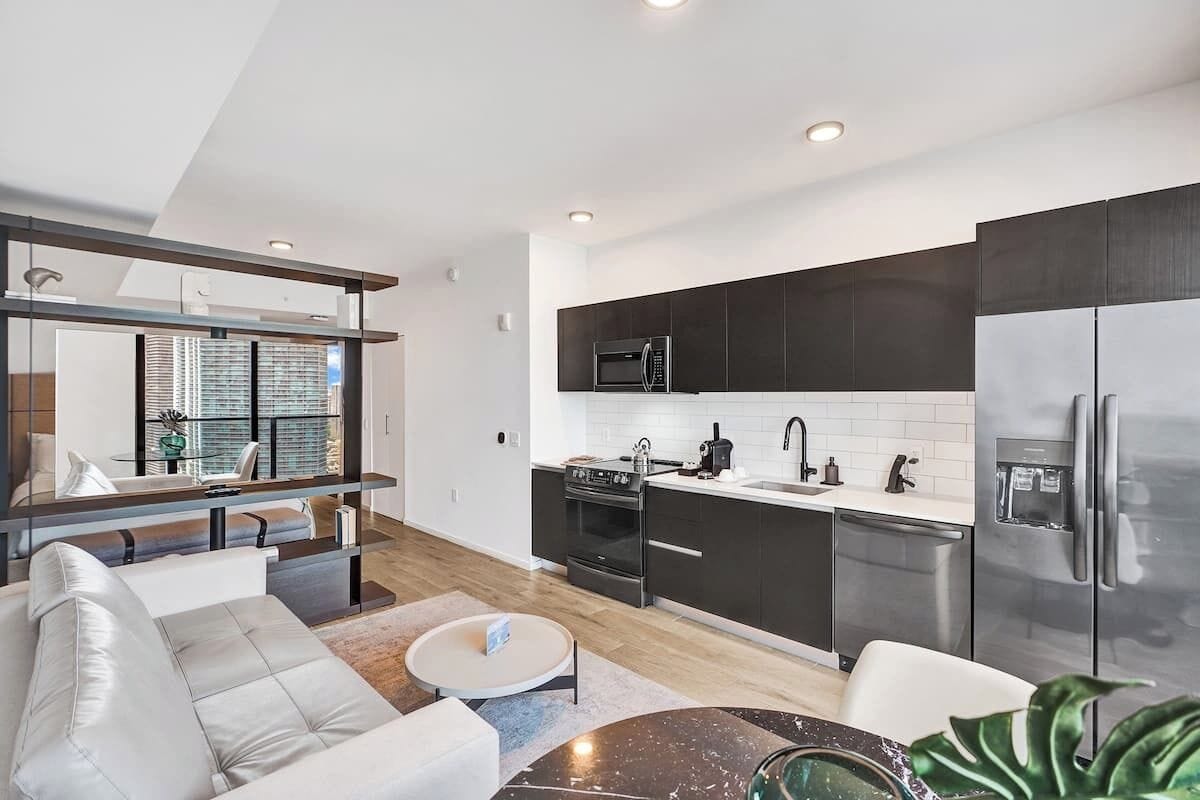 Um frigorífico, um micro-ondas, um forno, uma máquina de lavar louça 